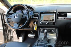 Pelēks Volkswagen Touareg 2014 Rīga, ar dzinēja tilpumu 3.00 L un nobraukumu 259 tūkst. km par 12990 €, foto 15 vietnē AUTOMOTO.COM.LV