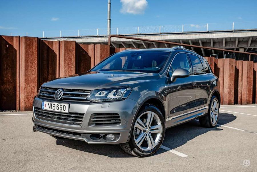 Grey Volkswagen Touareg 2014 in Kaunas, with an engine capacity of 3.00 L and mileage of 300 thousand km for 13500 €, photo 3 on AUTOMOTO.COM.LV