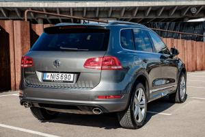 Grey Volkswagen Touareg 2014 in Kaunas, with an engine capacity of 3.00 L and mileage of 300 thousand km for 13500 €, photo 4 on AUTOMOTO.COM.LV