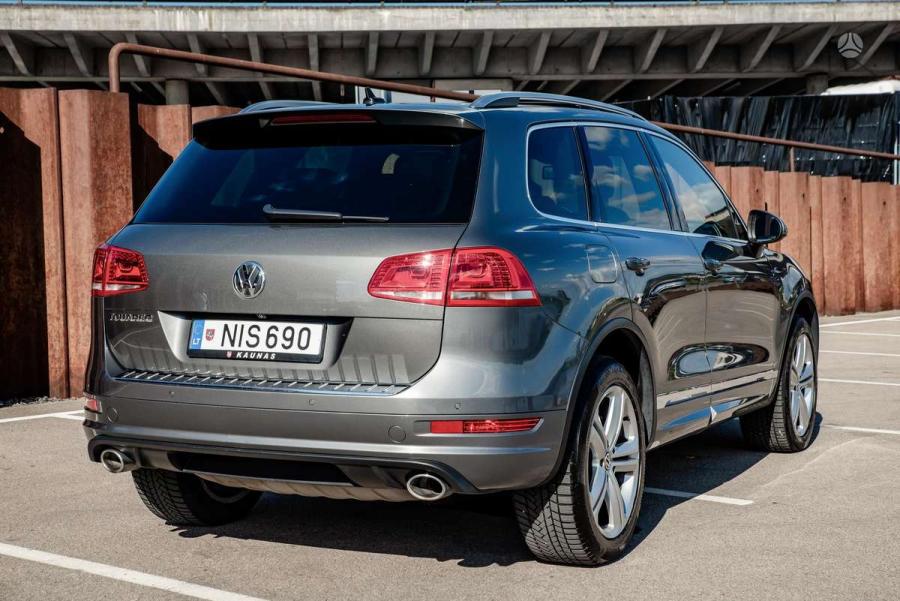 Grey Volkswagen Touareg 2014 in Kaunas, with an engine capacity of 3.00 L and mileage of 300 thousand km for 13500 €, photo 4 on AUTOMOTO.COM.LV