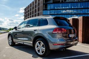 Grey Volkswagen Touareg 2014 in Kaunas, with an engine capacity of 3.00 L and mileage of 300 thousand km for 13500 €, photo 5 on AUTOMOTO.COM.LV