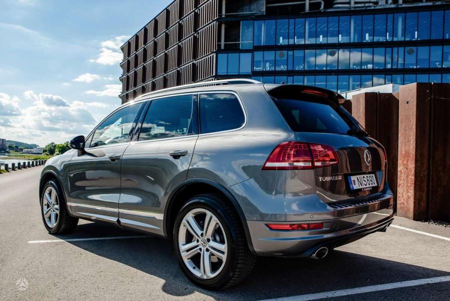 Grey Volkswagen Touareg 2014 in Kaunas, with an engine capacity of 3.00 L and mileage of 300 thousand km for 13500 €, photo 5 on AUTOMOTO.COM.LV