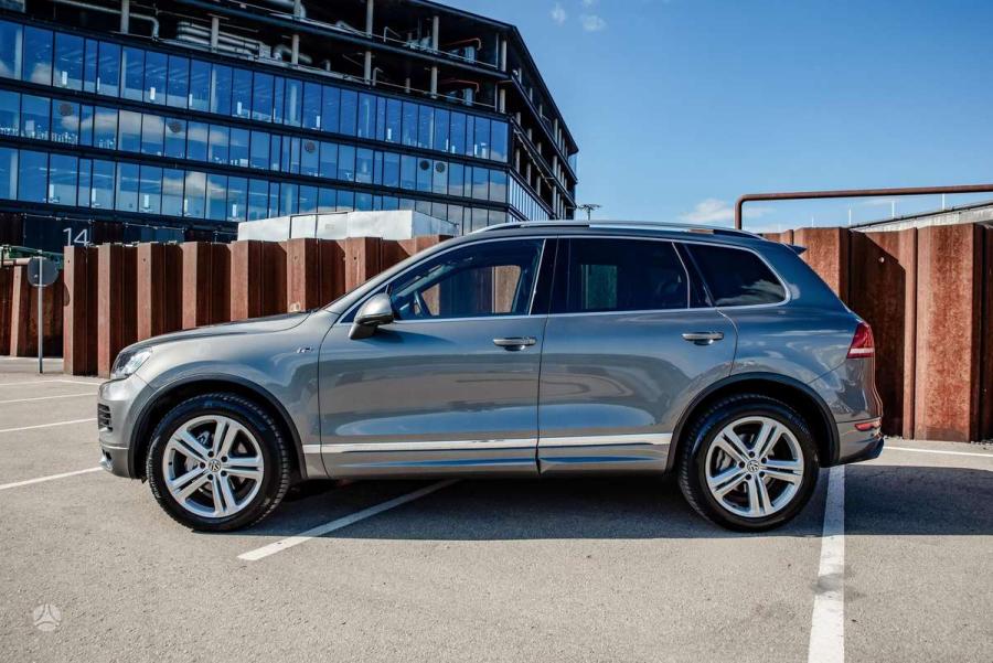 Grey Volkswagen Touareg 2014 in Kaunas, with an engine capacity of 3.00 L and mileage of 300 thousand km for 13500 €, photo 7 on AUTOMOTO.COM.LV