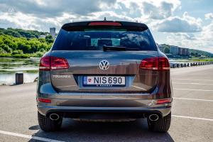 Grey Volkswagen Touareg 2014 in Kaunas, with an engine capacity of 3.00 L and mileage of 300 thousand km for 13500 €, photo 8 on AUTOMOTO.COM.LV