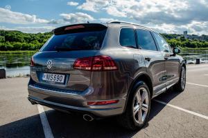 Grey Volkswagen Touareg 2014 in Kaunas, with an engine capacity of 3.00 L and mileage of 300 thousand km for 13500 €, photo 10 on AUTOMOTO.COM.LV