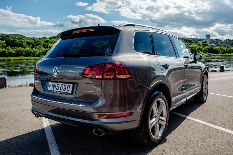 Grey Volkswagen Touareg 2014 in Kaunas, with an engine capacity of 3.00 L and mileage of 300 thousand km for 13500 €, photo 10 on AUTOMOTO.COM.LV
