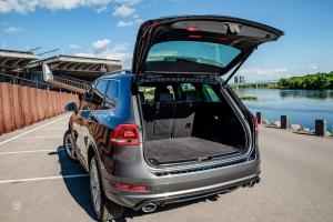 Grey Volkswagen Touareg 2014 in Kaunas, with an engine capacity of 3.00 L and mileage of 300 thousand km for 13500 €, photo 12 on AUTOMOTO.COM.LV