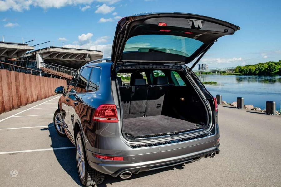 Grey Volkswagen Touareg 2014 in Kaunas, with an engine capacity of 3.00 L and mileage of 300 thousand km for 13500 €, photo 12 on AUTOMOTO.COM.LV