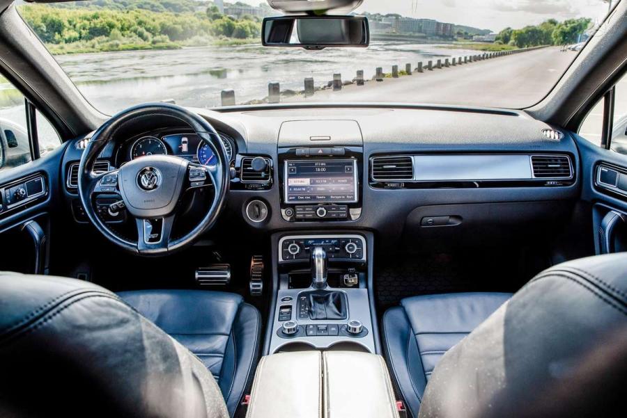 Grey Volkswagen Touareg 2014 in Kaunas, with an engine capacity of 3.00 L and mileage of 300 thousand km for 13500 €, photo 14 on AUTOMOTO.COM.LV