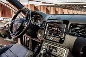 Grey Volkswagen Touareg 2014 in Kaunas, with an engine capacity of 3.00 L and mileage of 300 thousand km for 13500 €, photo 15 on AUTOMOTO.COM.LV