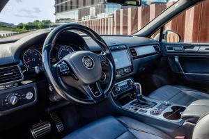 Grey Volkswagen Touareg 2014 in Kaunas, with an engine capacity of 3.00 L and mileage of 300 thousand km for 13500 €, photo 17 on AUTOMOTO.COM.LV