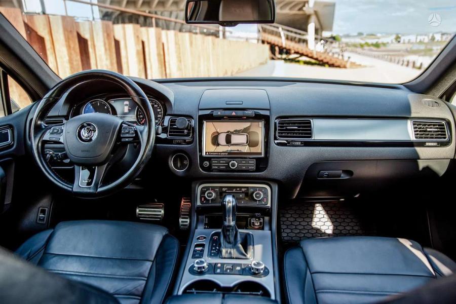 Grey Volkswagen Touareg 2014 in Kaunas, with an engine capacity of 3.00 L and mileage of 300 thousand km for 13500 €, photo 18 on AUTOMOTO.COM.LV