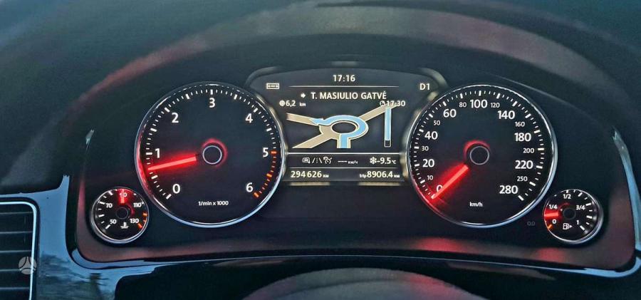 Grey Volkswagen Touareg 2014 in Kaunas, with an engine capacity of 3.00 L and mileage of 300 thousand km for 13500 €, photo 19 on AUTOMOTO.COM.LV