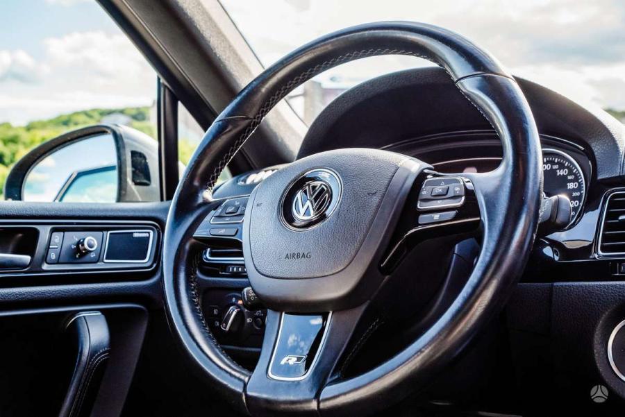 Grey Volkswagen Touareg 2014 in Kaunas, with an engine capacity of 3.00 L and mileage of 300 thousand km for 13500 €, photo 21 on AUTOMOTO.COM.LV