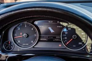 Grey Volkswagen Touareg 2014 in Kaunas, with an engine capacity of 3.00 L and mileage of 300 thousand km for 13500 €, photo 22 on AUTOMOTO.COM.LV