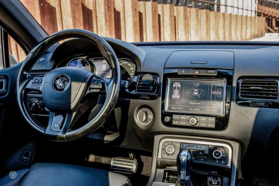 Grey Volkswagen Touareg 2014 in Kaunas, with an engine capacity of 3.00 L and mileage of 300 thousand km for 13500 €, photo 23 on AUTOMOTO.COM.LV