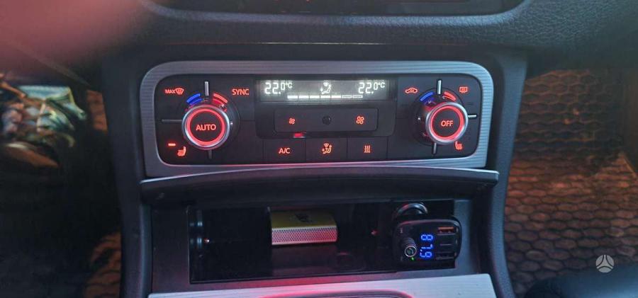 Grey Volkswagen Touareg 2014 in Kaunas, with an engine capacity of 3.00 L and mileage of 300 thousand km for 13500 €, photo 24 on AUTOMOTO.COM.LV