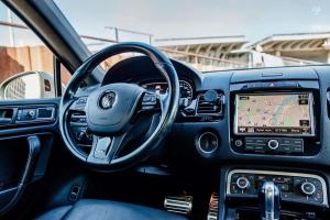 Grey Volkswagen Touareg 2014 in Kaunas, with an engine capacity of 3.00 L and mileage of 300 thousand km for 13500 €, photo 25 on AUTOMOTO.COM.LV