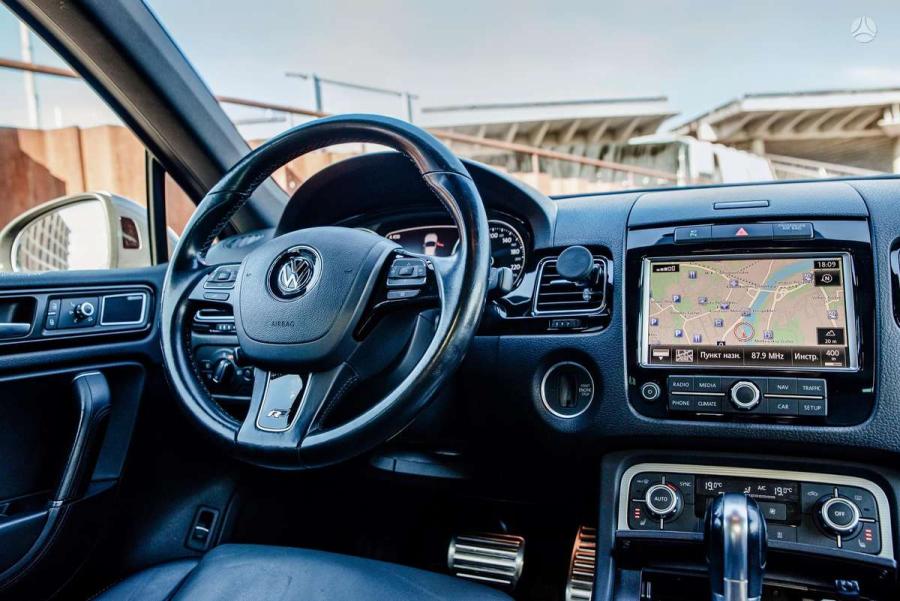 Grey Volkswagen Touareg 2014 in Kaunas, with an engine capacity of 3.00 L and mileage of 300 thousand km for 13500 €, photo 25 on AUTOMOTO.COM.LV