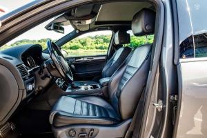 Grey Volkswagen Touareg 2014 in Kaunas, with an engine capacity of 3.00 L and mileage of 300 thousand km for 13500 €, photo 29 on AUTOMOTO.COM.LV