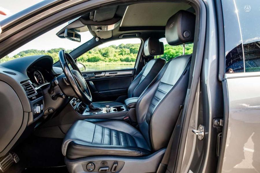 Grey Volkswagen Touareg 2014 in Kaunas, with an engine capacity of 3.00 L and mileage of 300 thousand km for 13500 €, photo 29 on AUTOMOTO.COM.LV