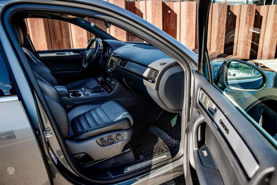 Grey Volkswagen Touareg 2014 in Kaunas, with an engine capacity of 3.00 L and mileage of 300 thousand km for 13500 €, photo 30 on AUTOMOTO.COM.LV