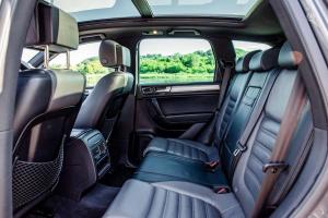 Grey Volkswagen Touareg 2014 in Kaunas, with an engine capacity of 3.00 L and mileage of 300 thousand km for 13500 €, photo 31 on AUTOMOTO.COM.LV