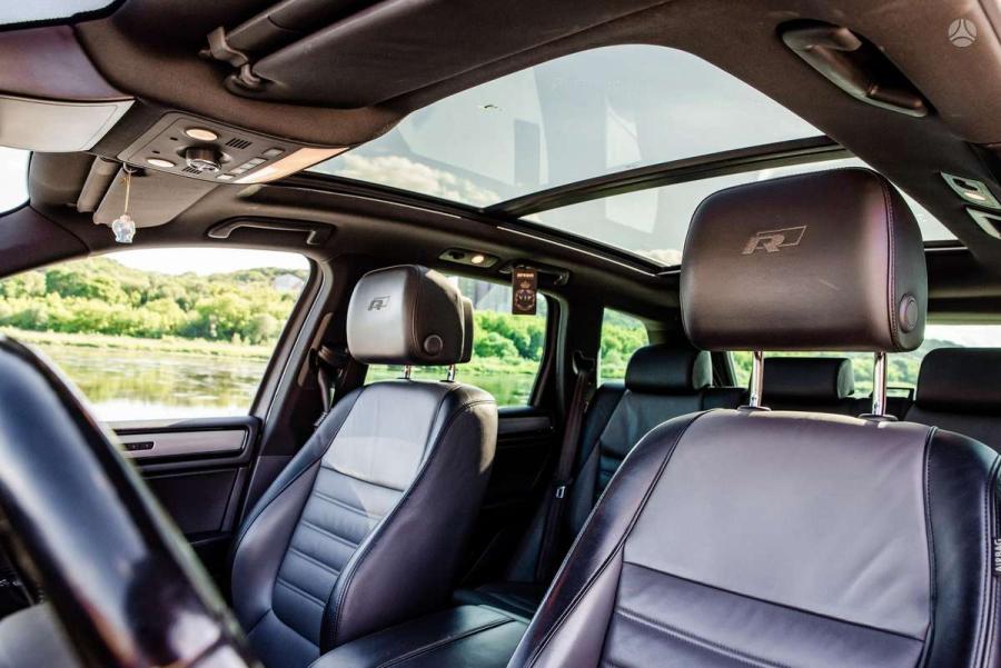 Grey Volkswagen Touareg 2014 in Kaunas, with an engine capacity of 3.00 L and mileage of 300 thousand km for 13500 €, photo 32 on AUTOMOTO.COM.LV