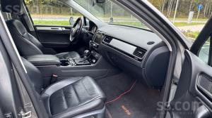 Pelēks Volkswagen Touareg 2014 Rīga, ar dzinēja tilpumu 3.00 L un nobraukumu 236 tūkst. km par 13000 €, foto 12 vietnē AUTOMOTO.COM.LV