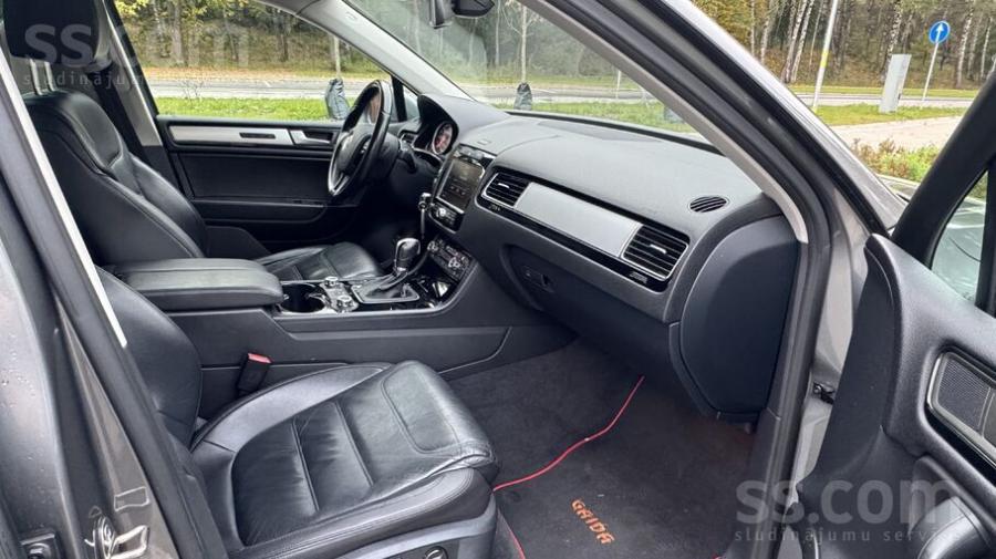 Pelēks Volkswagen Touareg 2014 Rīga, ar dzinēja tilpumu 3.00 L un nobraukumu 236 tūkst. km par 13000 €, foto 12 vietnē AUTOMOTO.COM.LV