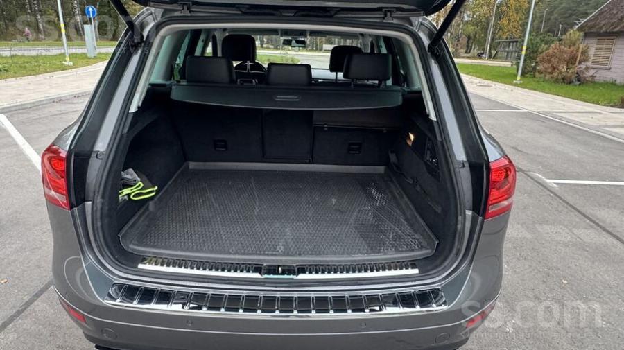 Pelēks Volkswagen Touareg 2014 Rīga, ar dzinēja tilpumu 3.00 L un nobraukumu 236 tūkst. km par 13000 €, foto 13 vietnē AUTOMOTO.COM.LV
