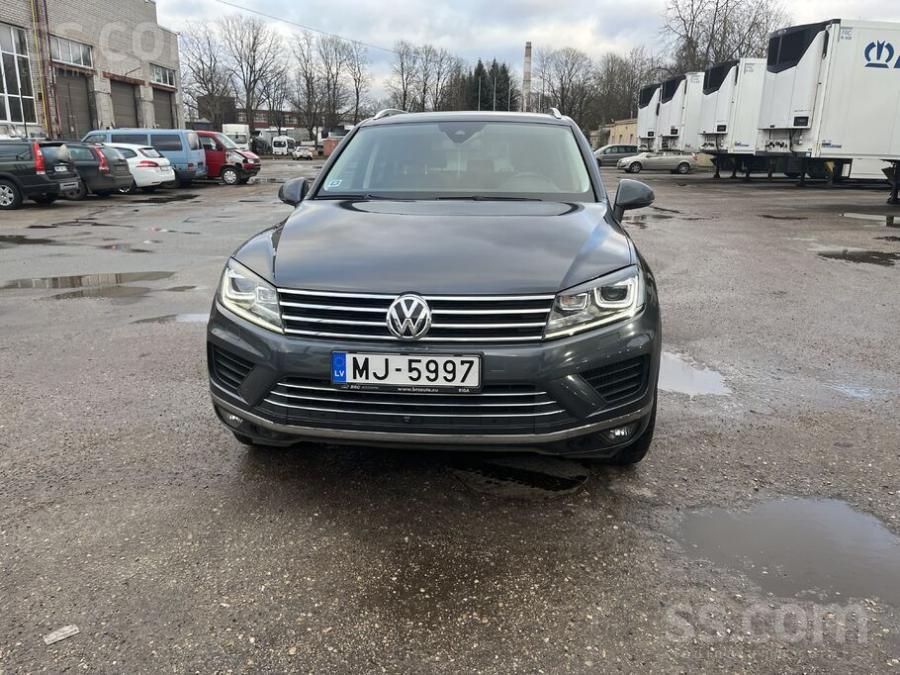 Grey Volkswagen Touareg 2015 in Riga, with an engine capacity of 3.00 L and mileage of 135 thousand km for 21000 €, photo 1 on AUTOMOTO.COM.LV