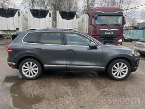 Grey Volkswagen Touareg 2015 in Riga, with an engine capacity of 3.00 L and mileage of 135 thousand km for 21000 €, photo 3 on AUTOMOTO.COM.LV