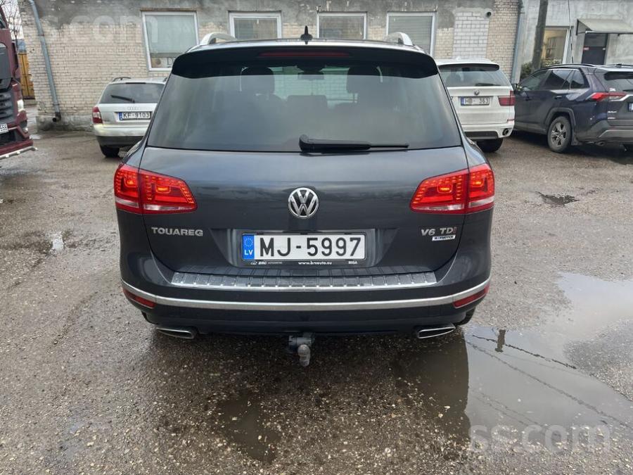 Grey Volkswagen Touareg 2015 in Riga, with an engine capacity of 3.00 L and mileage of 135 thousand km for 21000 €, photo 4 on AUTOMOTO.COM.LV