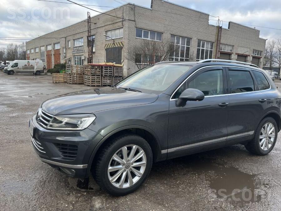 Grey Volkswagen Touareg 2015 in Riga, with an engine capacity of 3.00 L and mileage of 135 thousand km for 21000 €, photo 6 on AUTOMOTO.COM.LV