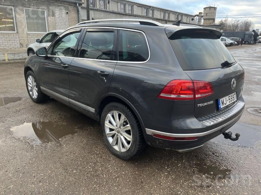Grey Volkswagen Touareg 2015 in Riga, with an engine capacity of 3.00 L and mileage of 135 thousand km for 21000 €, photo 9 on AUTOMOTO.COM.LV