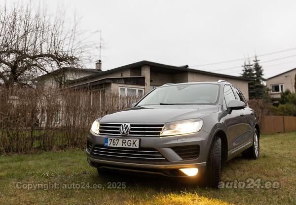 Pelēks Volkswagen Touareg 2015 Tallina, ar dzinēja tilpumu 4.10 L un nobraukumu 150 tūkst. km par 21500 €, foto 1 vietnē AUTOMOTO.COM.LV