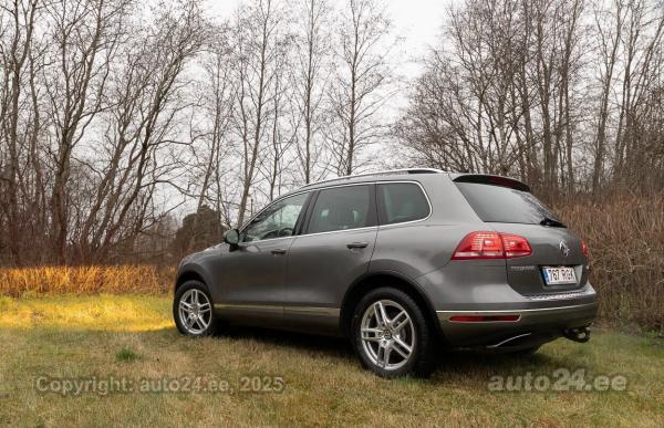 Pelēks Volkswagen Touareg 2015 Tallina, ar dzinēja tilpumu 4.10 L un nobraukumu 150 tūkst. km par 21500 €, foto 2 vietnē AUTOMOTO.COM.LV