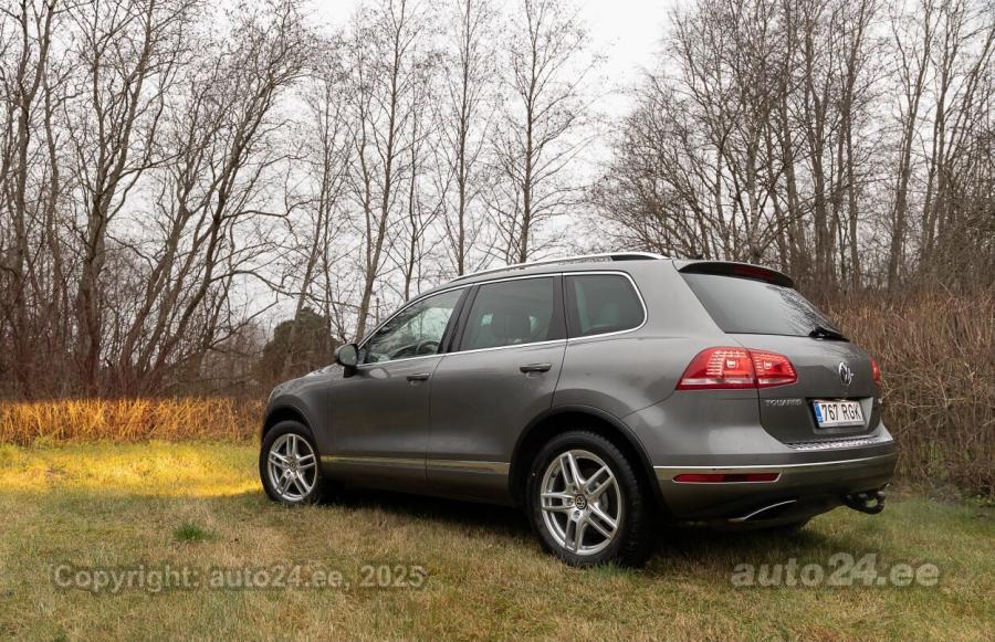 Pelēks Volkswagen Touareg 2015 Tallina, ar dzinēja tilpumu 4.10 L un nobraukumu 150 tūkst. km par 21500 €, foto 2 vietnē AUTOMOTO.COM.LV