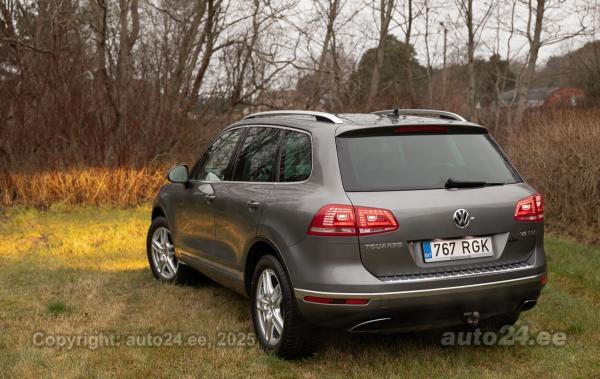 Pelēks Volkswagen Touareg 2015 Tallina, ar dzinēja tilpumu 4.10 L un nobraukumu 150 tūkst. km par 21500 €, foto 4 vietnē AUTOMOTO.COM.LV