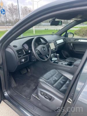 Pelēks Volkswagen Touareg 2015 Rīga, ar dzinēja tilpumu 3.00 L un nobraukumu 207 tūkst. km par 15000 €, foto 5 vietnē AUTOMOTO.COM.LV