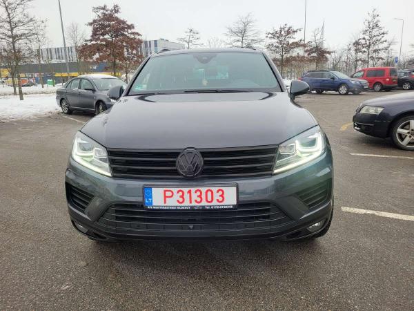 Pelēks Volkswagen Touareg 2015 Viļņa, ar dzinēja tilpumu 2.97 L un nobraukumu 254 tūkst. km par 16200 €, foto 2 vietnē AUTOMOTO.COM.LV
