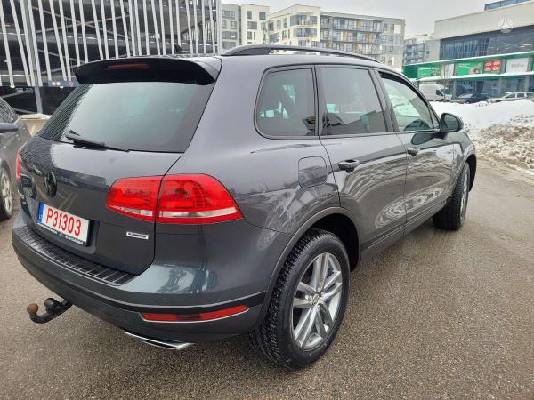 Pelēks Volkswagen Touareg 2015 Viļņa, ar dzinēja tilpumu 2.97 L un nobraukumu 254 tūkst. km par 16200 €, foto 6 vietnē AUTOMOTO.COM.LV