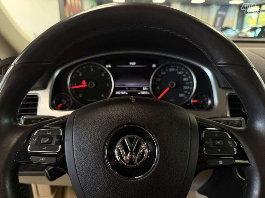 Pelēks Volkswagen Touareg 2015 Klaipėda, ar dzinēja tilpumu 3.00 L un nobraukumu 232 tūkst. km par 17900 €, foto 29 vietnē AUTOMOTO.COM.LV