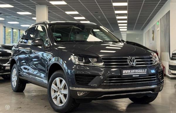 Grey Volkswagen Touareg 2015 in Klaipeda, with an engine capacity of 2.97 L and mileage of 232 thousand km for 17900 €, photo 1 on AUTOMOTO.COM.LV