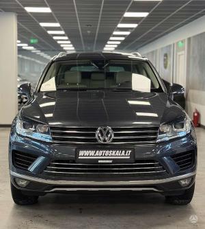 Grey Volkswagen Touareg 2015 in Klaipeda, with an engine capacity of 2.97 L and mileage of 232 thousand km for 17900 €, photo 2 on AUTOMOTO.COM.LV