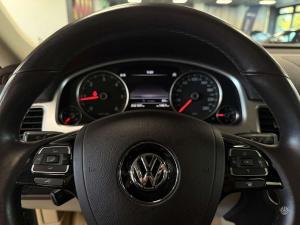 Grey Volkswagen Touareg 2015 in Klaipeda, with an engine capacity of 2.97 L and mileage of 232 thousand km for 17900 €, photo 29 on AUTOMOTO.COM.LV