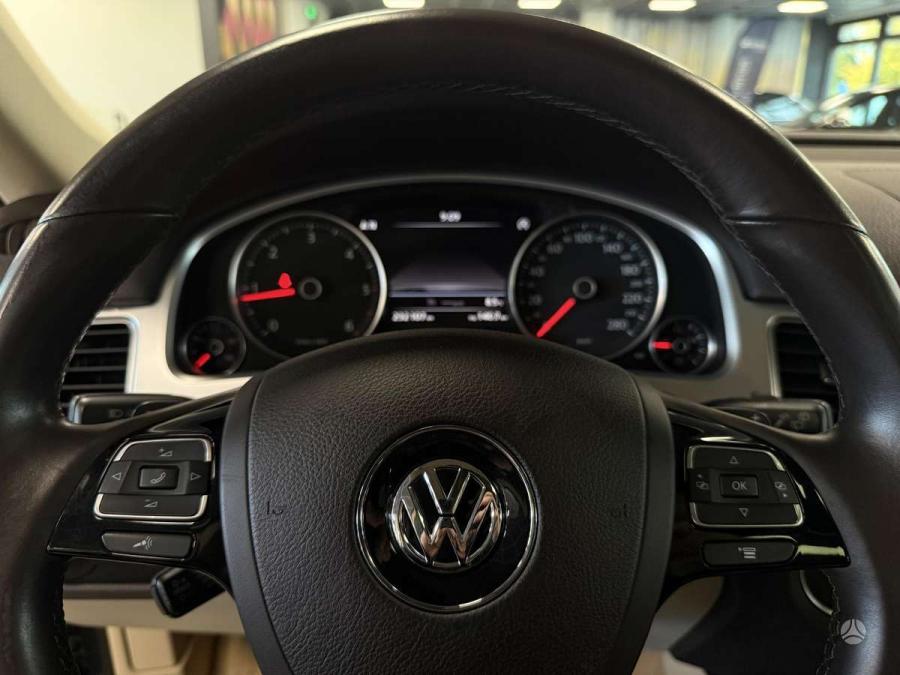Grey Volkswagen Touareg 2015 in Klaipeda, with an engine capacity of 2.97 L and mileage of 232 thousand km for 17900 €, photo 29 on AUTOMOTO.COM.LV