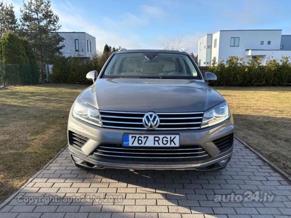 Pelēks Volkswagen Touareg 2015 Tallina, ar dzinēja tilpumu 4.10 L un nobraukumu 152 tūkst. km par 18700 €, foto 3 vietnē AUTOMOTO.COM.LV