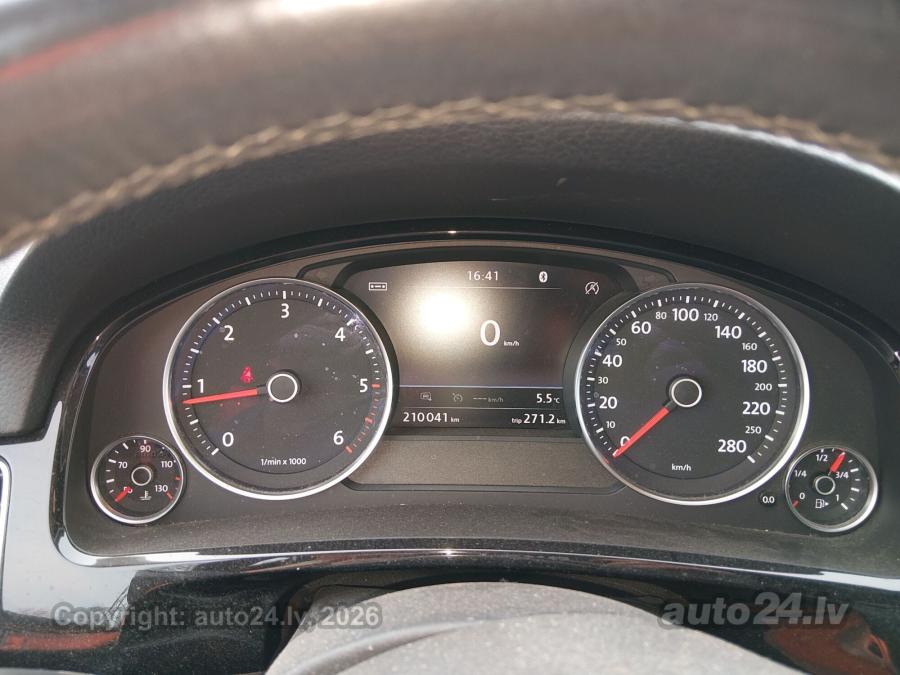 Grey Volkswagen Touareg 2015 in Tallinn, with an engine capacity of 3.00 L and mileage of 210 thousand km for 12345 €, photo 1 on AUTOMOTO.COM.LV